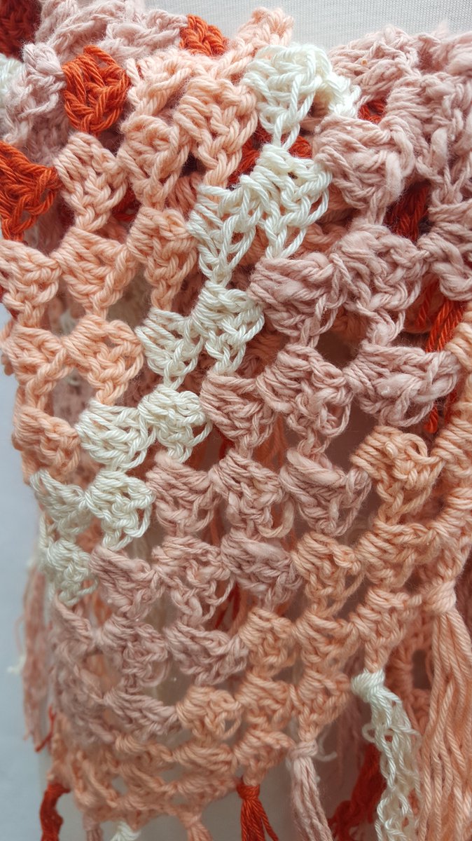 Omslagdoek met franjes / driehoek sjaal in ecru met zalmroze en ...