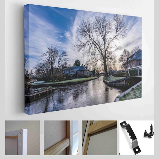 Landschapsfoto in Giethoorn met een bevroren gracht in de winter ...