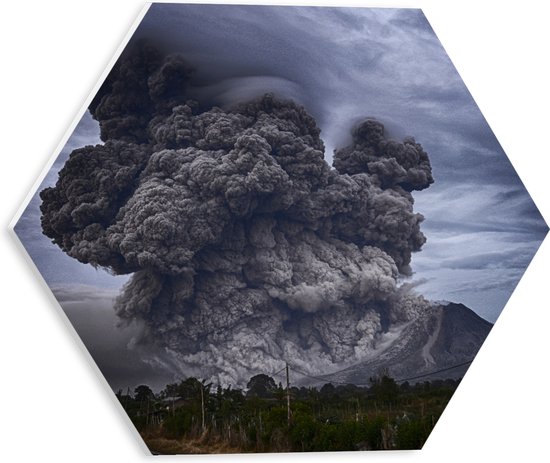 WallClassics - PVC Schuimplaat Hexagon - Zwarte Rook uit Vulkaan ...