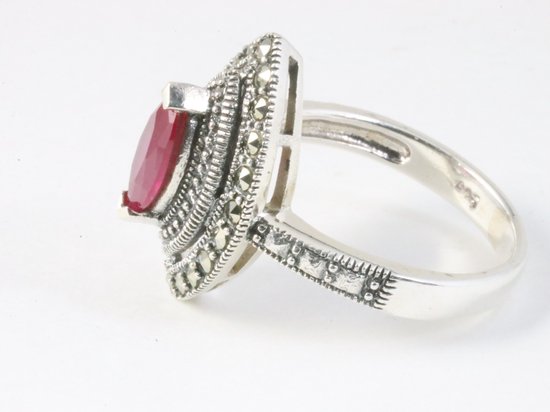 Opengewerkte zilveren ring met robijn en marcasiet - maat 18 | bol