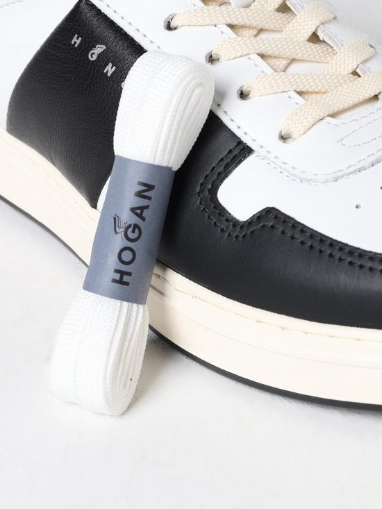 Footwear with lace-up closure and rubber soleexcellent traction and | bol