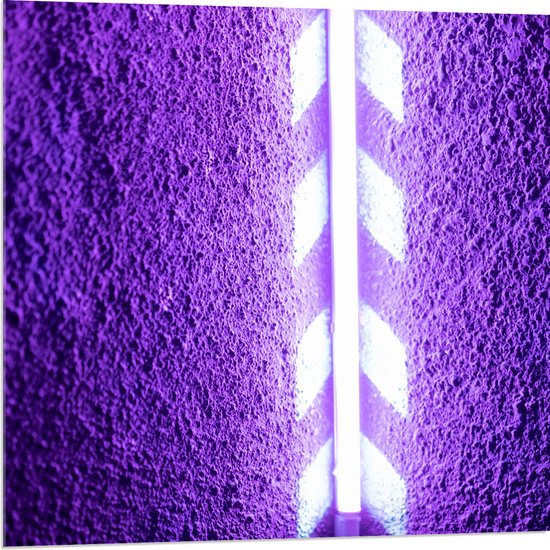 Acrylglas - Paarse Muur met Witte Pijlen die naar Boven Wijzen - 80x80 ...