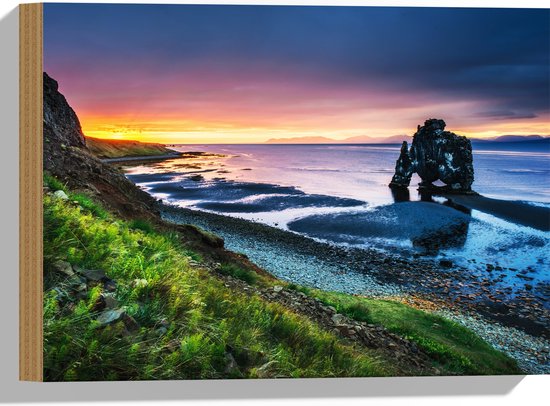 Hout - Enorme Rots in de Zee bij de Bergen tijdens Zonsondergang ...