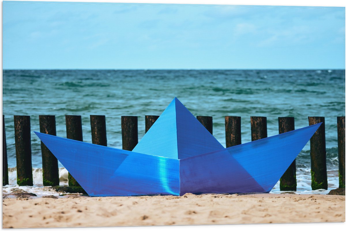 Vlag - Blauwe Orgami Boot Gestrand op het Strand aan de Zee - 75x50 cm ...