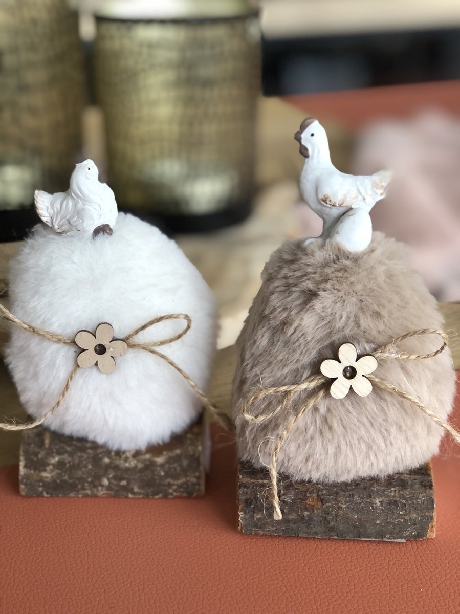Kip op fluffy ei - boomstam Koppel kippen - Hoogte 17 cm - Paas ...