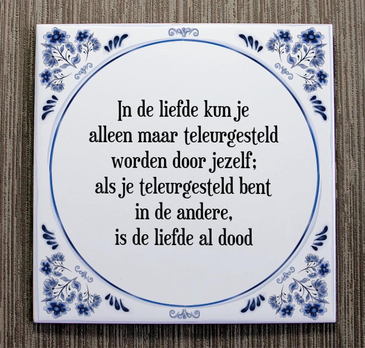 Tegeltje met Spreuk (Tegeltjeswijsheid): In de liefde kun je alleen ...