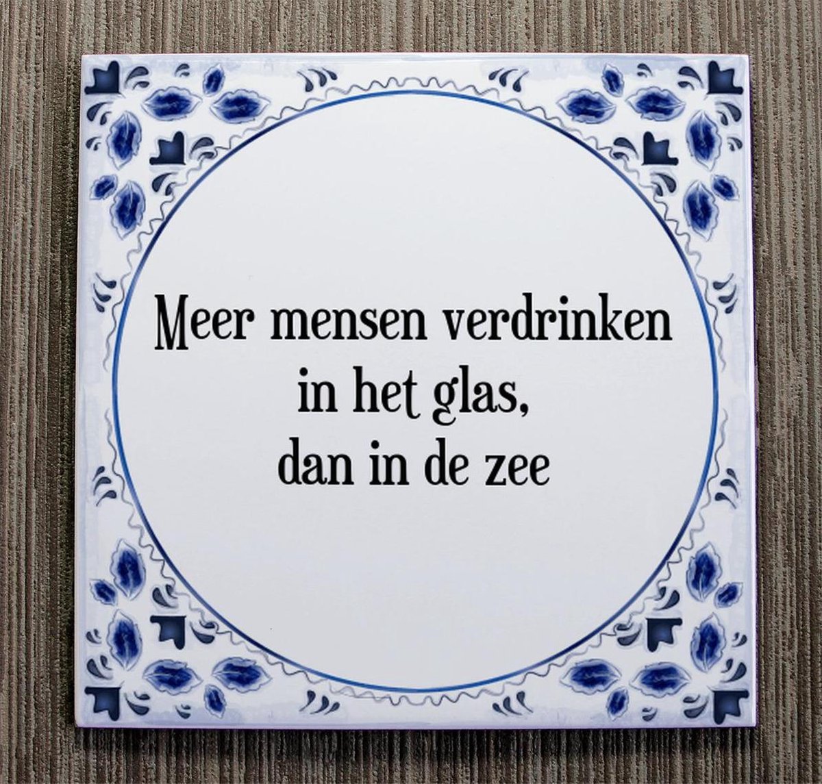 Tegeltje met Spreuk (Tegeltjeswijsheid): Meer mensen verdrinken in het glas, dan in de... | bol.com