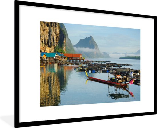 Fotolijst incl. Poster - Boten liggen in het in bij Ko Panyi - 120x80 ...