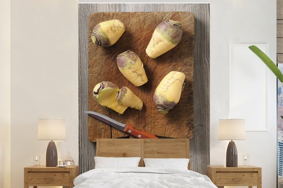 Behang - Fotobehang Geschilde koolrapen op een snijplank - Breedte 195 ...