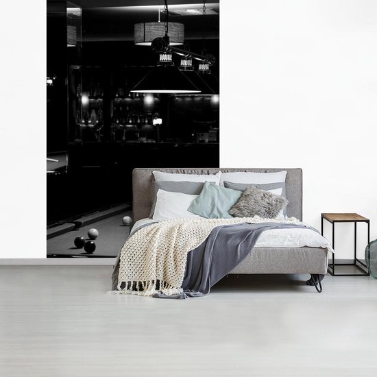 Behang - Fotobehang Een biljarttafel ligt vol met ballen in een pub ...