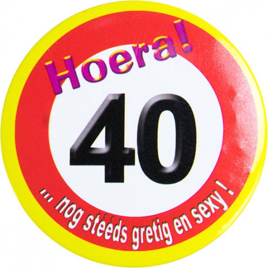 button Hoera! 40 5,5 cm staal rood/wit | bol.com