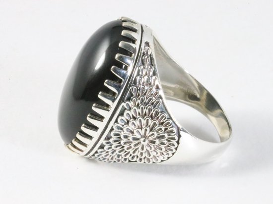 Zware bewerkte zilveren ring met onyx - maat 19 | bol