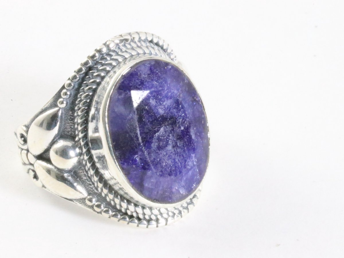 Zware bewerkte zilveren ring met blauwe saffier - maat 18 | bol