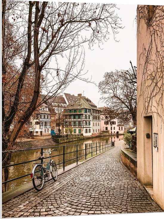 PVC Schuimplaat - Fiets langs Gracht in Duits Dorpje - 75x100 cm Foto ...