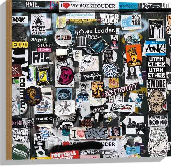 Hout - Foto van Muur Vol met Verschillende Stickers - 50x50 cm - 9 mm ...