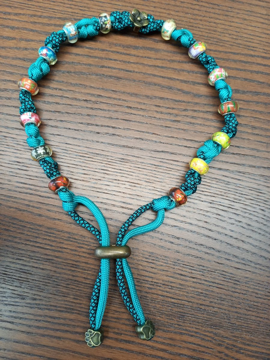 Sier halsband met kerstkralen. Kerst honden sierband van Paracoord. Sierband groen /... | bol