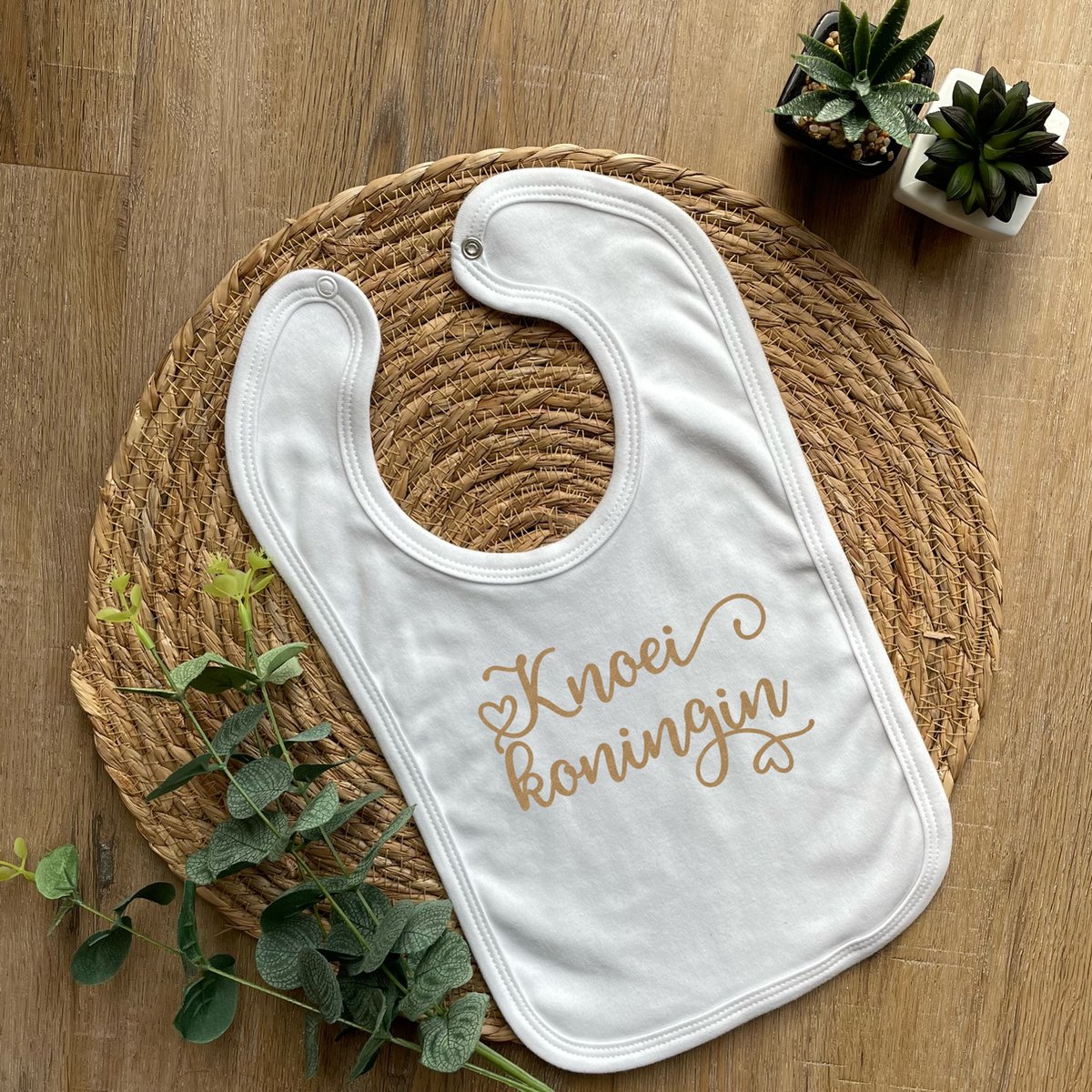 Wit baby slabbetje met gouden opdruk - Knoei koningin - Kraamcadeau ...