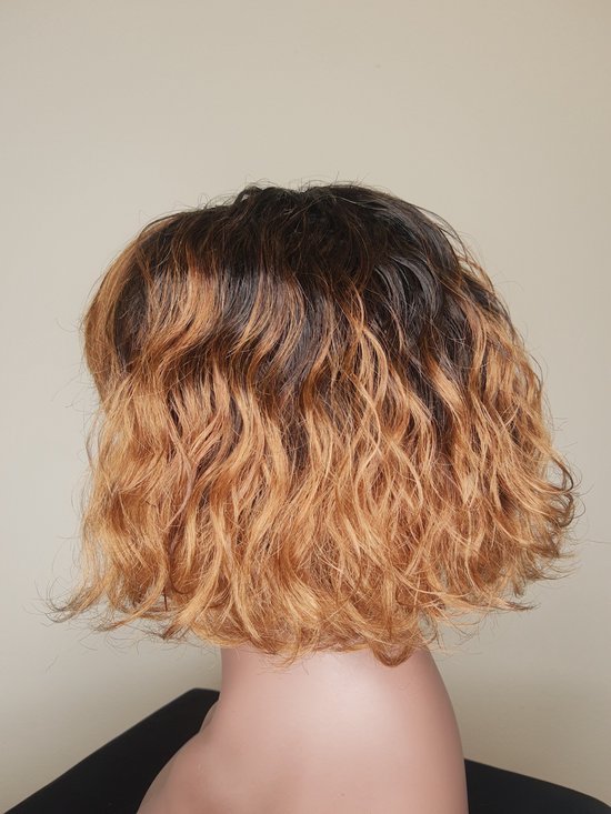 Wigs by Hairglow - 100% wavy human hair pruik in bobmodel met pony ...