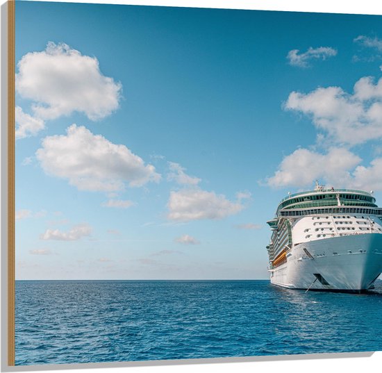 WallClassics - Hout - Vooraanzicht van Groot Cruiseschip op Open Zee ...
