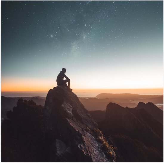 WallClassics - Poster Glanzend – Man op Bergtop met Zonsondergang ...