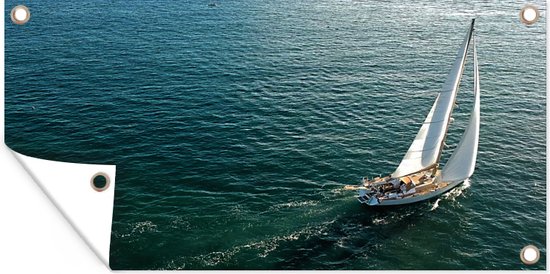 Schuttingposter Volle zeilen van de zeilboot op het water - 200x100 cm ...