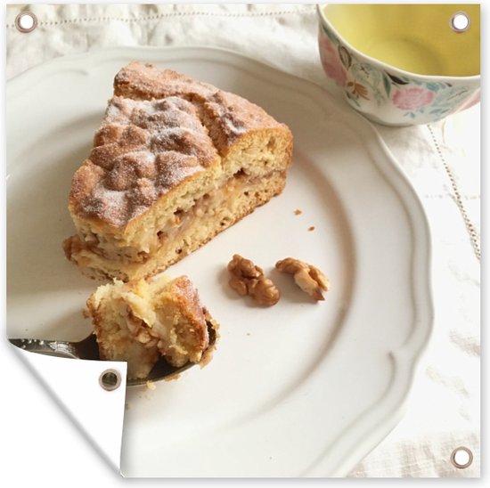 Tuin poster Een heerlijk stuk appeltaart op een wit bord - 200x200 cm ...