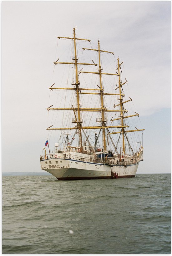 WallClassics - Poster (Mat) - Wit Groot Schip op Zee - 40x60 cm Foto op ...