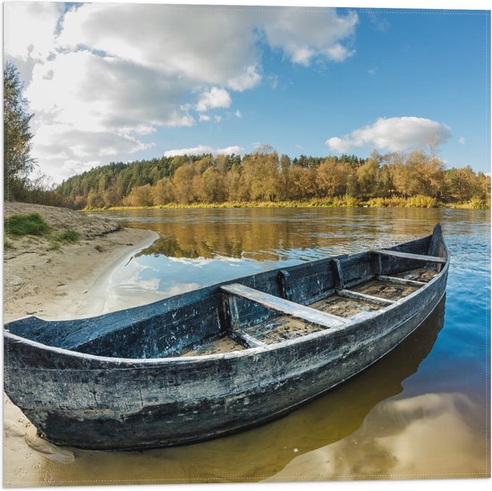 Vlag - Oude Blauwe Houten Boot aangespoeld bij Meer - 50x50 cm Foto op ...