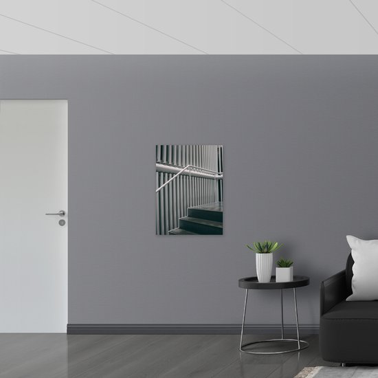 Hout - Metalen Trap met Witte Leuning langs Gestreepte Muur - 60x80 cm ...