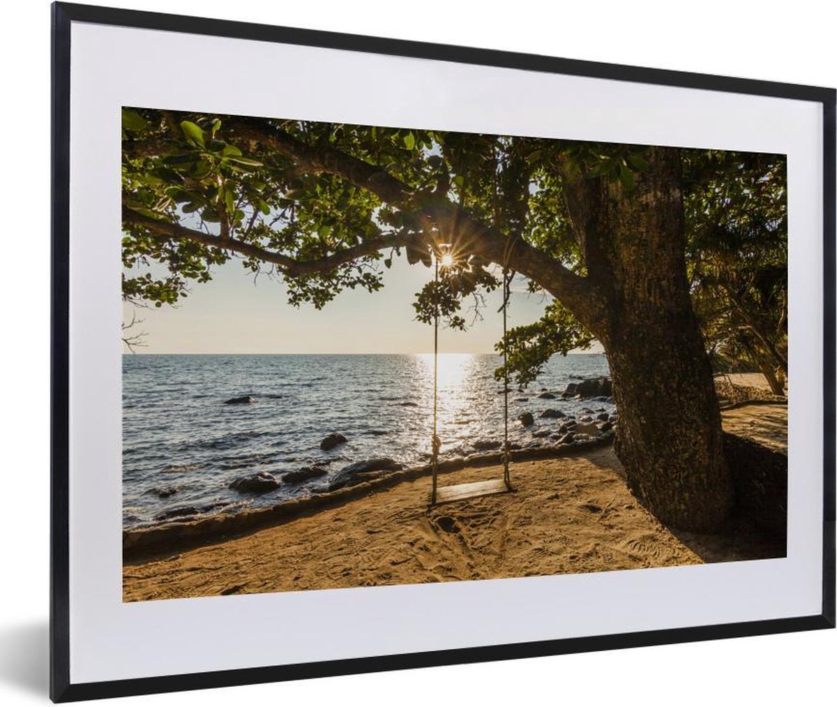 Fotolijst incl. Poster - Een tropische boom met schommel bij het strand van Ko Chang -... | bol.com
