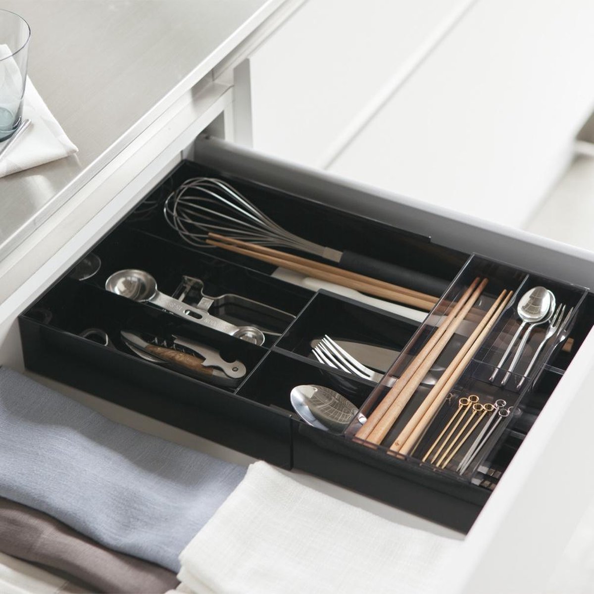 Yamazaki Tower uitschuifbare bestekbak - Zwart | bol.com