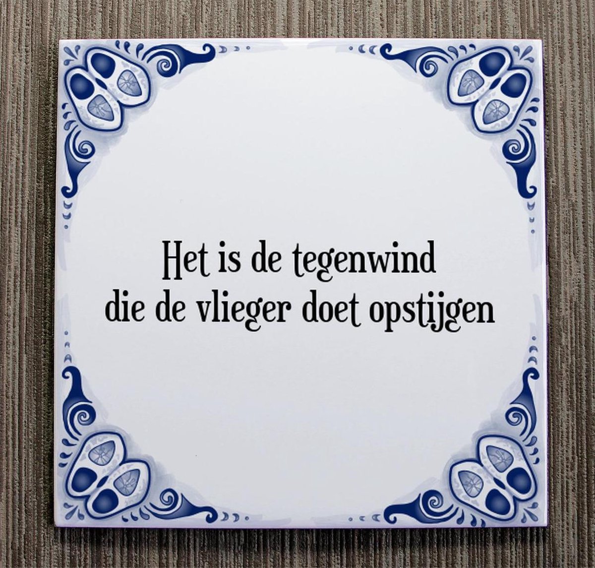 Tegeltje met Spreuk (Tegeltjeswijsheid): Het is de tegenwind die de vlieger doet... | bol.com