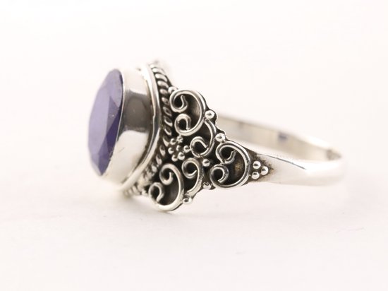 Bewerkte zilveren ring met blauwe saffier - maat 15.5 | bol