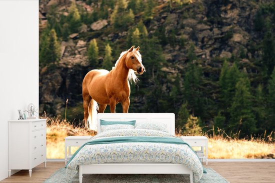 Behang - Fotobehang Haflinger paard in de bergen - Breedte 420 cm x ...