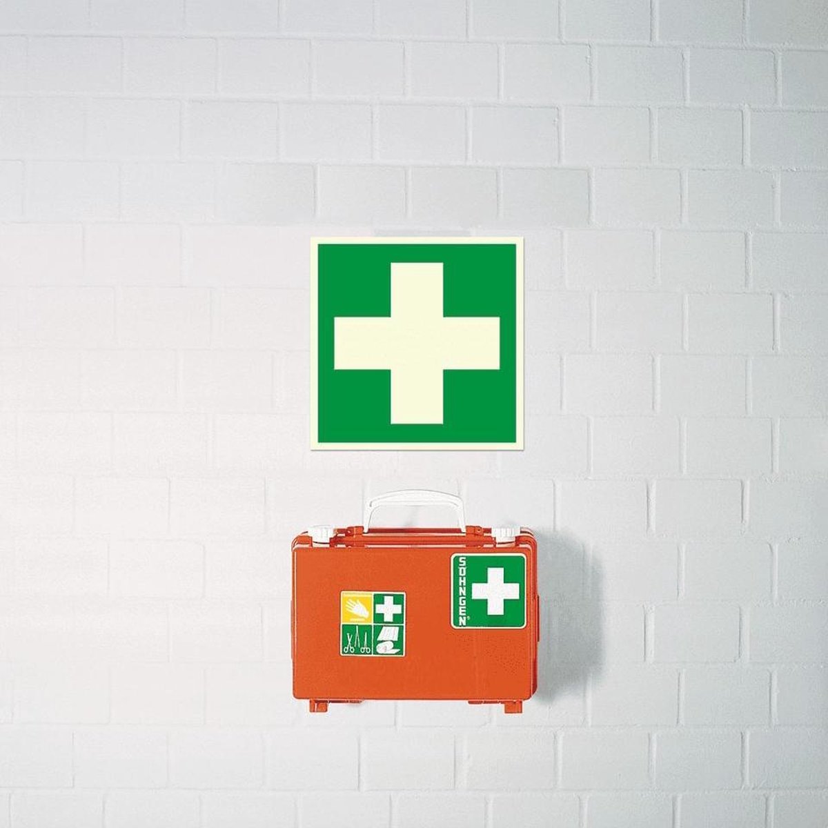 EHBO sticker - zelfklevende folie - 150 x 150 mm - groen wit | bol