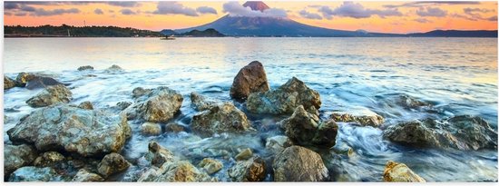 Poster (Mat) - Water - Stenen - Vulkaan - Wolken - 90x30 cm Foto op ...