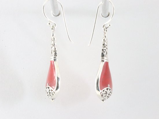 Traditionele bewerkte zilveren oorbellen met rode koraal steen | bol