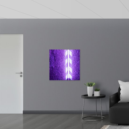 Acrylglas - Paarse Muur met Witte Pijlen die naar Boven Wijzen - 80x80 ...