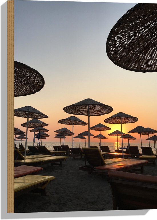 WallClassics - Hout - Strand met Ligbedden en Rieten Parasols - 40x60 ...