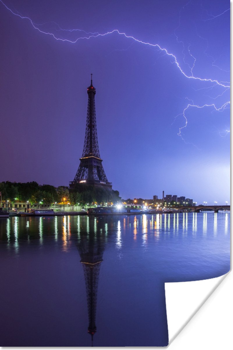 La Tour Eiffel avec un éclair en arrière-plan qui passe au-dessus de la tour Poster... | bol.com