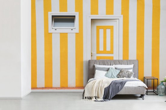 Behang - Fotobehang Geel met wit gestreepte deur - Breedte 600 cm x ...