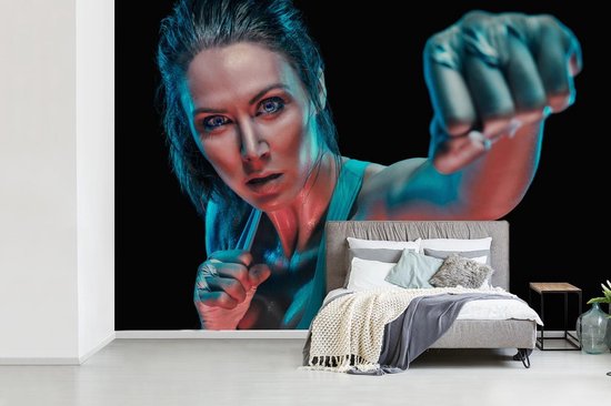 Behang - Fotobehang Een blanke vrouw staat als bokser in de ...