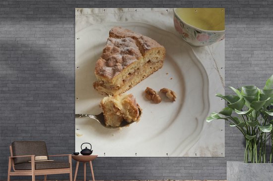 Tuin poster Een heerlijk stuk appeltaart op een wit bord - 200x200 cm ...