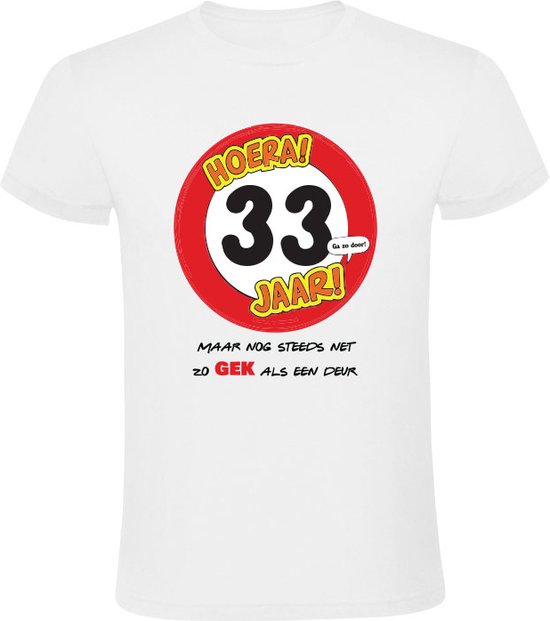 Hoera 33 Jaar! Maar nog steeds zo gek als een deur! Heren T-shirt ...