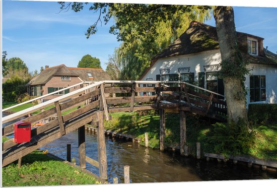 PVC Schuimplaat- Bruggetje over Sloot naar Nederlandse Woning - 120x80 ...
