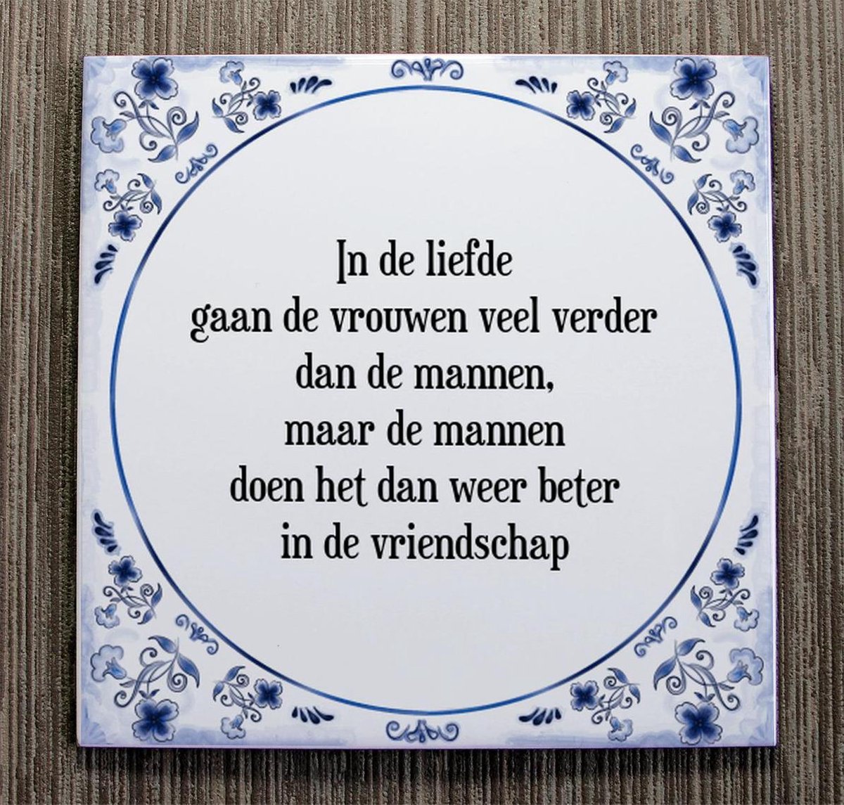 Tegeltje met Spreuk (Tegeltjeswijsheid): In de liefde gaan de vrouwen veel verder dan... | bol.com