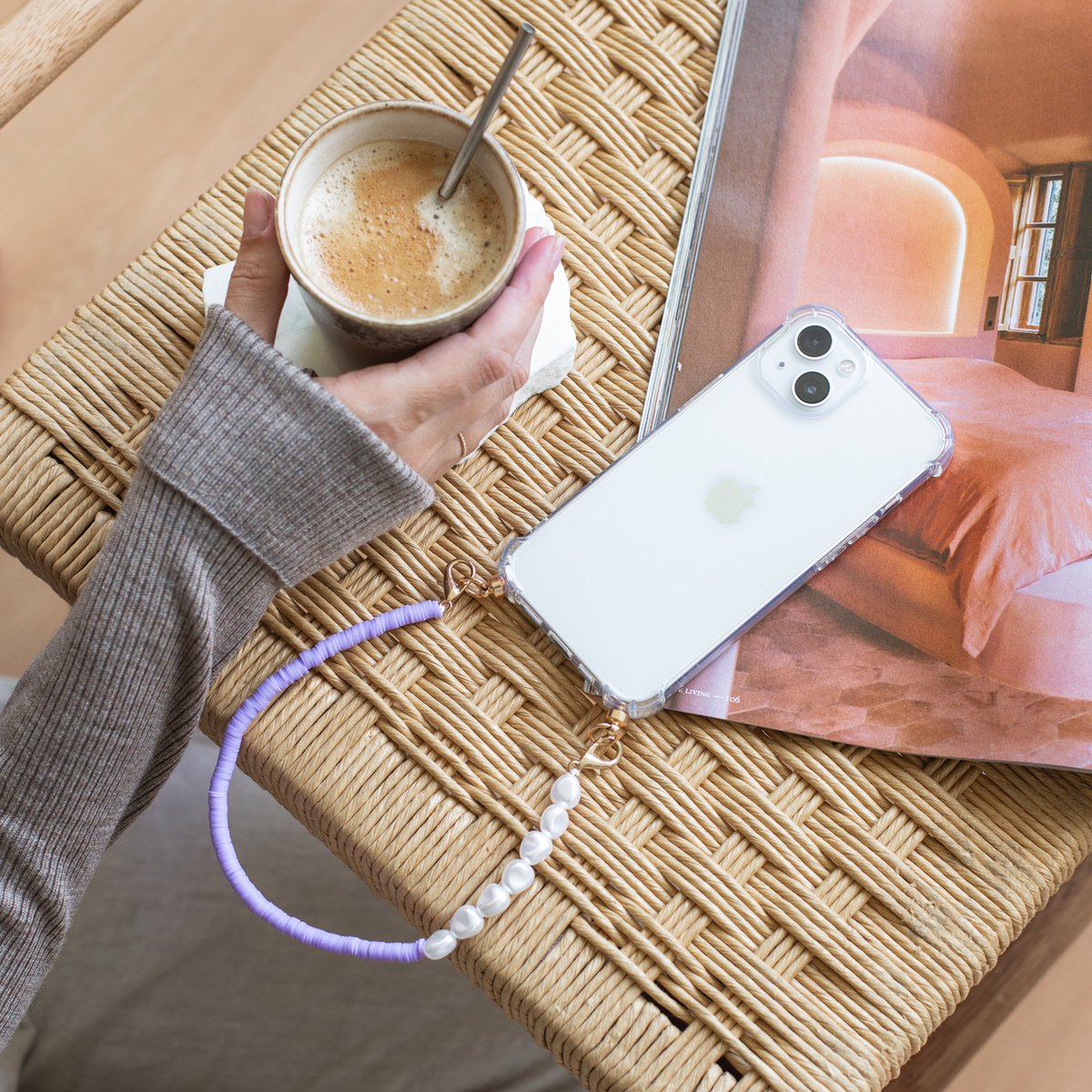 Casies Apple iPhone 13 Pro Max hoesje met koord - Paarse kralen en ...