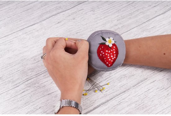 Speldenkussen voor om de pols met aardbeien motief | bol