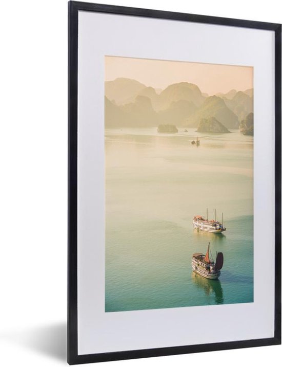 Fotolijst incl. Poster - Boten varen in de Ha Longbaai in VIetnam ...