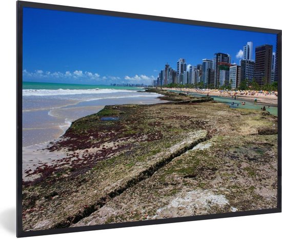 Fotolijst incl. Poster - Koraal op het strand onder de wolkenkrabbers ...